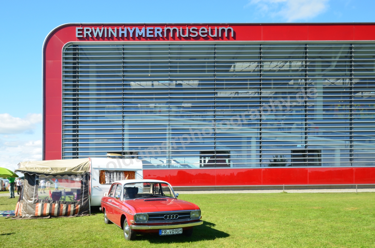 Audi 100 C1 mit Wohnwagen auf dem Erwin Hymer Museumsgelände ...